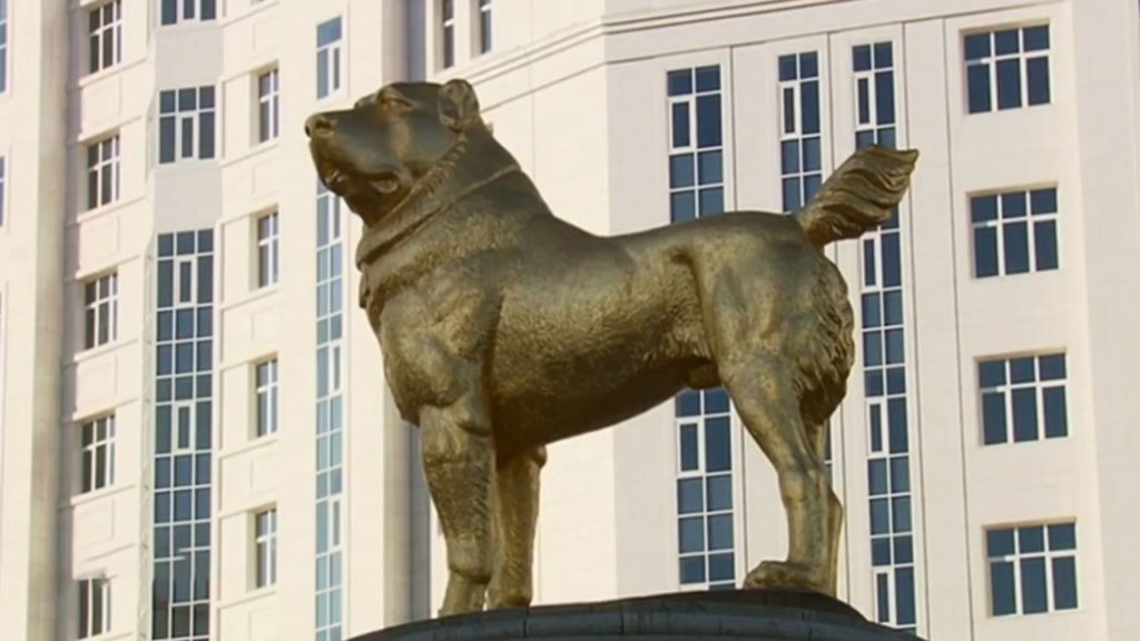 En honor al perro Alabai inauguran estatua dorada en Turkmenistán