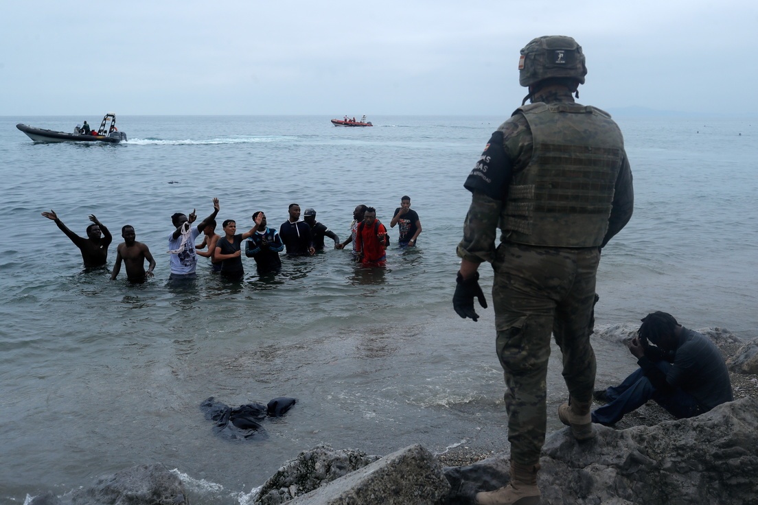 Oleada migratoria sin precedentes arriba a España en 24 horas mientras ...
